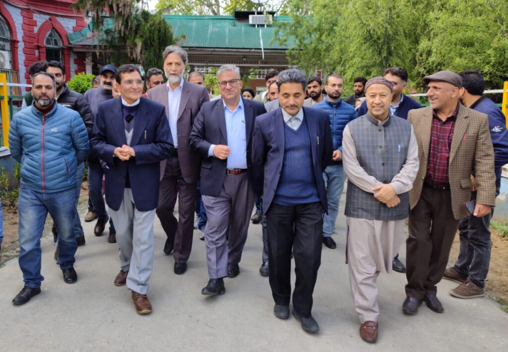 SP College warmly farewells Prof. Bashir Ahmad Mir - Valley Observer ...